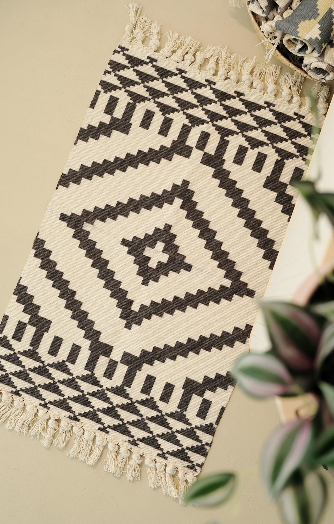 Le Tapis Aztec charcoal – COAST 95
